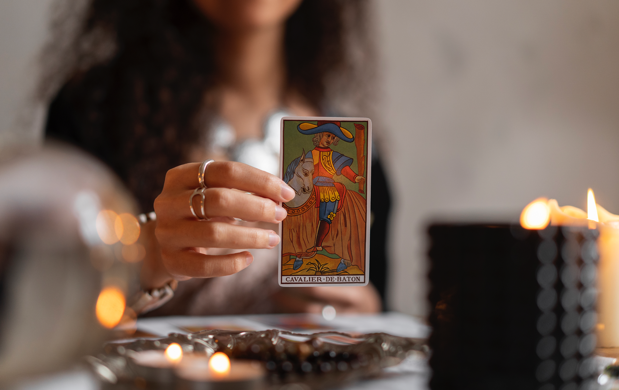 Explorer le lien : les cartes de tarot comme outil de bien-être mental ...